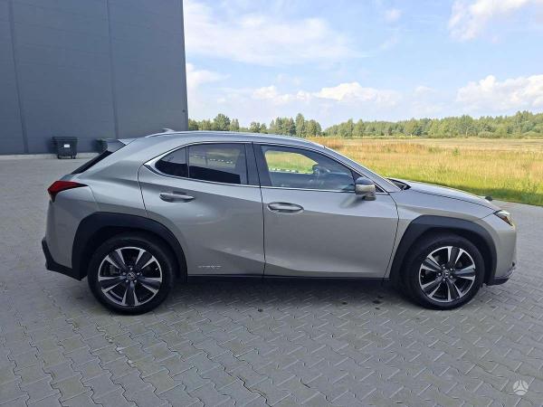 Grey Lexus UX 250h 2020 in Siauliai, with an engine capacity of 1.99 L and mileage of 150 thousand km for 21950 €, photo 7 on AUTOMOTO.COM.LV