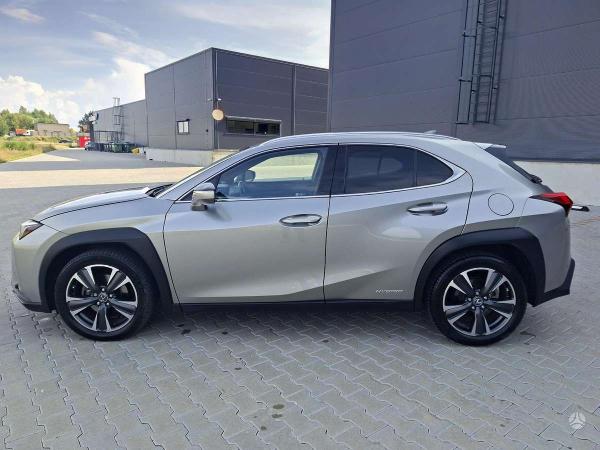 Grey Lexus UX 250h 2020 in Siauliai, with an engine capacity of 1.99 L and mileage of 150 thousand km for 21950 €, photo 8 on AUTOMOTO.COM.LV