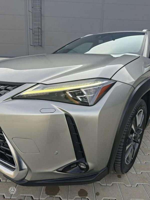 Grey Lexus UX 250h 2020 in Siauliai, with an engine capacity of 1.99 L and mileage of 150 thousand km for 21950 €, photo 9 on AUTOMOTO.COM.LV