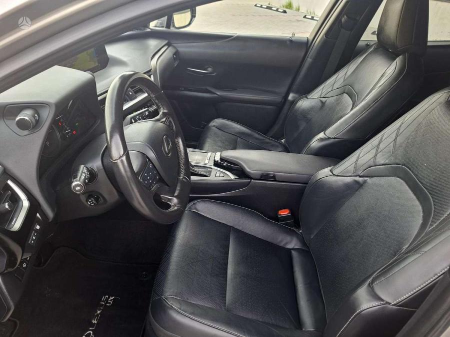Grey Lexus UX 250h 2020 in Siauliai, with an engine capacity of 1.99 L and mileage of 150 thousand km for 21950 €, photo 23 on AUTOMOTO.COM.LV