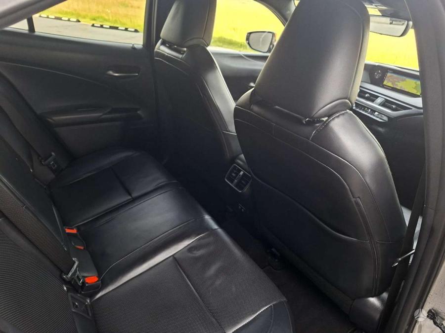 Grey Lexus UX 250h 2020 in Siauliai, with an engine capacity of 1.99 L and mileage of 150 thousand km for 21950 €, photo 25 on AUTOMOTO.COM.LV