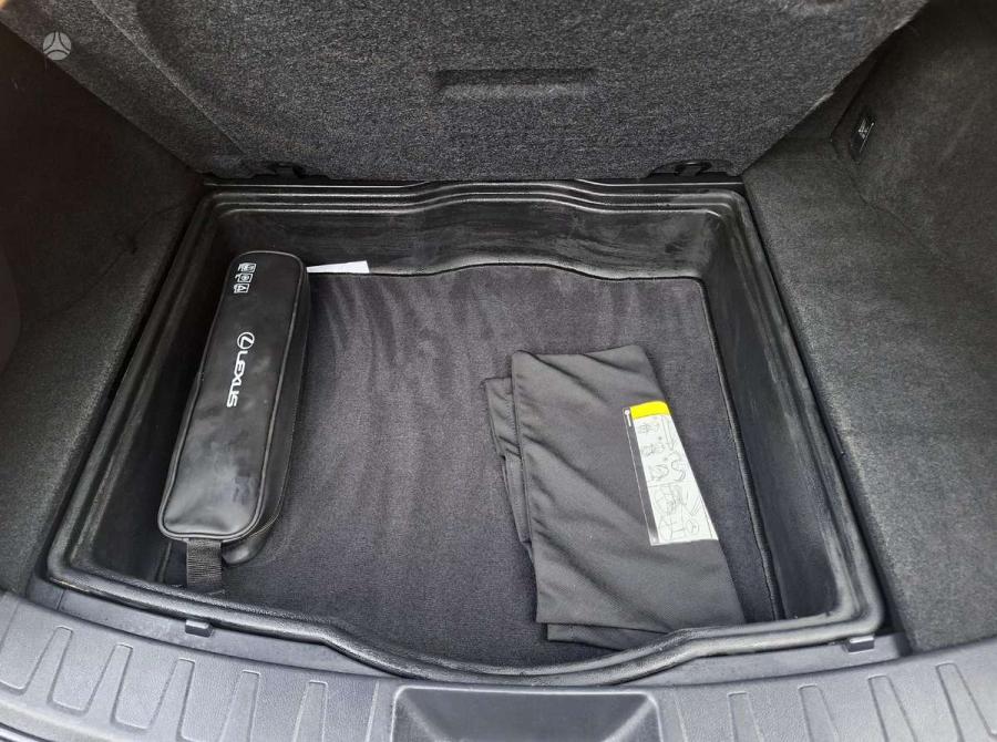 Grey Lexus UX 250h 2020 in Siauliai, with an engine capacity of 1.99 L and mileage of 150 thousand km for 21950 €, photo 27 on AUTOMOTO.COM.LV