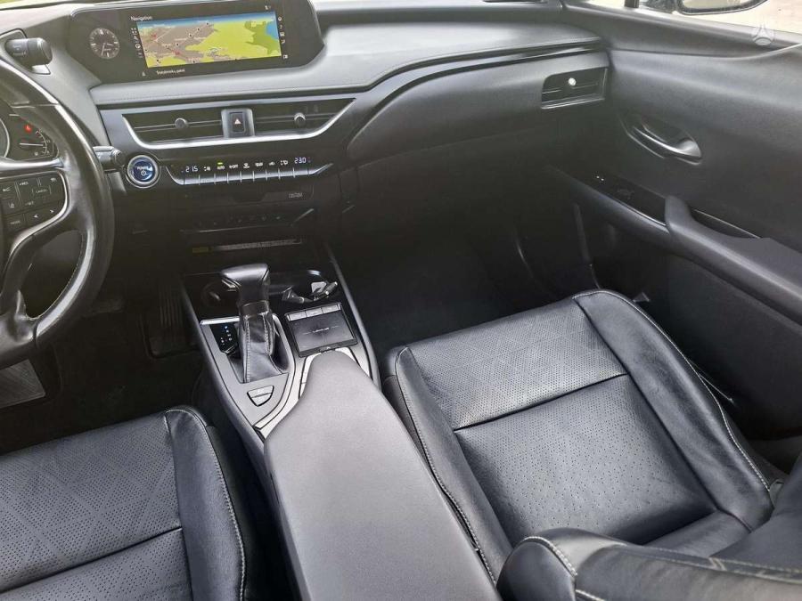 Grey Lexus UX 250h 2020 in Siauliai, with an engine capacity of 1.99 L and mileage of 150 thousand km for 21950 €, photo 34 on AUTOMOTO.COM.LV