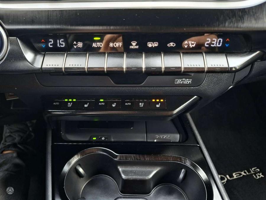 Grey Lexus UX 250h 2020 in Siauliai, with an engine capacity of 1.99 L and mileage of 150 thousand km for 21950 €, photo 36 on AUTOMOTO.COM.LV