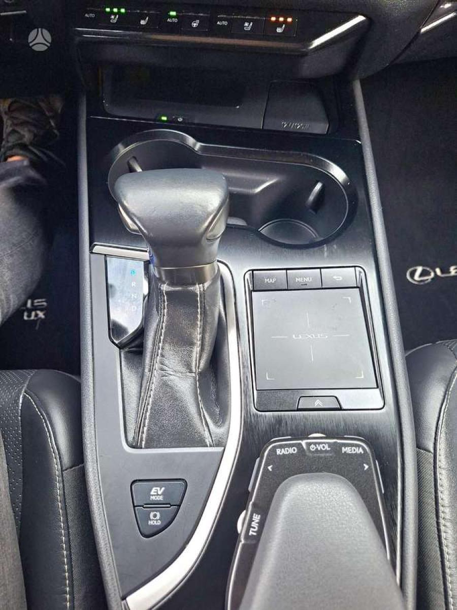 Grey Lexus UX 250h 2020 in Siauliai, with an engine capacity of 1.99 L and mileage of 150 thousand km for 21950 €, photo 37 on AUTOMOTO.COM.LV