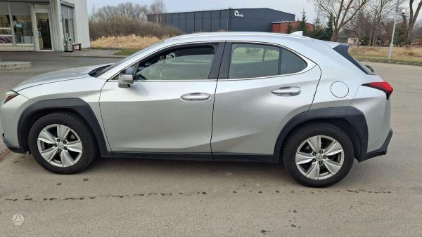 Grey Lexus UX 250h 2020 in Panevezys, with an engine capacity of 1.99 L and mileage of 110 thousand km for 18500 €, photo 9 on AUTOMOTO.COM.LV