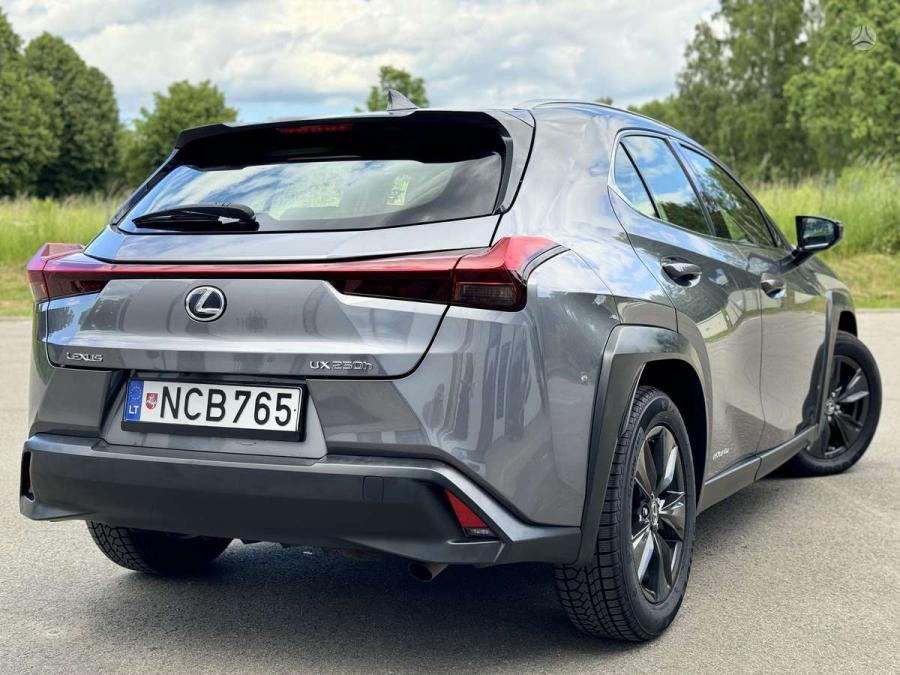 Grey Lexus UX 250h 2020 in Kaunas, with an engine capacity of 1.99 L and mileage of 158 thousand km for 19950 €, photo 4 on AUTOMOTO.COM.LV