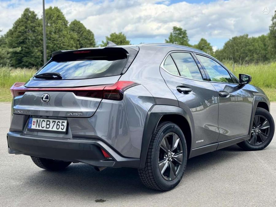 Grey Lexus UX 250h 2020 in Kaunas, with an engine capacity of 1.99 L and mileage of 158 thousand km for 19950 €, photo 9 on AUTOMOTO.COM.LV