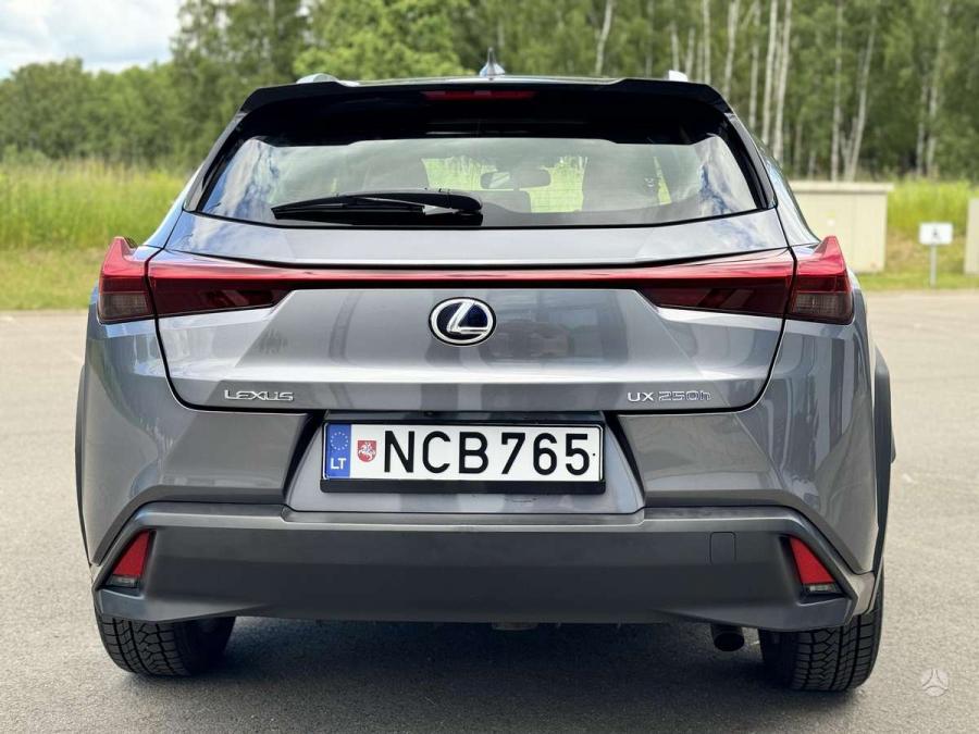 Grey Lexus UX 250h 2020 in Kaunas, with an engine capacity of 1.99 L and mileage of 158 thousand km for 19950 €, photo 14 on AUTOMOTO.COM.LV
