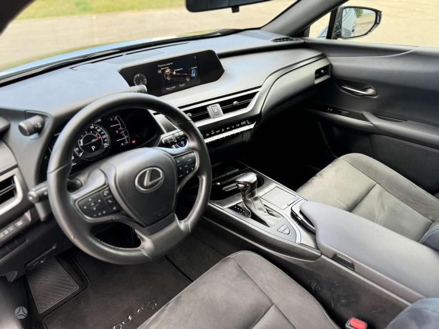 Grey Lexus UX 250h 2020 in Kaunas, with an engine capacity of 1.99 L and mileage of 158 thousand km for 19950 €, photo 15 on AUTOMOTO.COM.LV