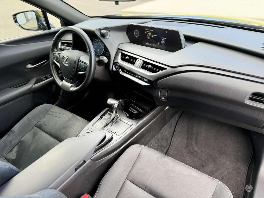 Grey Lexus UX 250h 2020 in Kaunas, with an engine capacity of 1.99 L and mileage of 158 thousand km for 19950 €, photo 19 on AUTOMOTO.COM.LV
