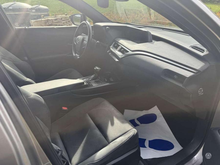 Pelēks Lexus UX 250h 2020 Viļņa, ar dzinēja tilpumu 1.99 L un nobraukumu 144 tūkst. km par 20800 €, foto 15 vietnē AUTOMOTO.COM.LV