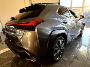 Grey Lexus UX 250h 2021 in Panevezys, with an engine capacity of 1.99 L and mileage of 108 thousand km for 25500 €, photo 4 on AUTOMOTO.COM.LV