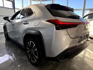 Grey Lexus UX 250h 2021 in Panevezys, with an engine capacity of 2.00 L and mileage of 85 thousand km for 24500 €, photo 3 on AUTOMOTO.COM.LV