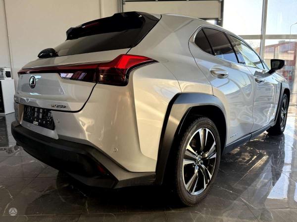 Grey Lexus UX 250h 2021 in Panevezys, with an engine capacity of 2.00 L and mileage of 85 thousand km for 24500 €, photo 4 on AUTOMOTO.COM.LV