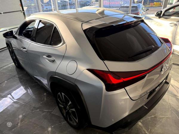 Grey Lexus UX 250h 2021 in Panevezys, with an engine capacity of 2.00 L and mileage of 85 thousand km for 24500 €, photo 8 on AUTOMOTO.COM.LV