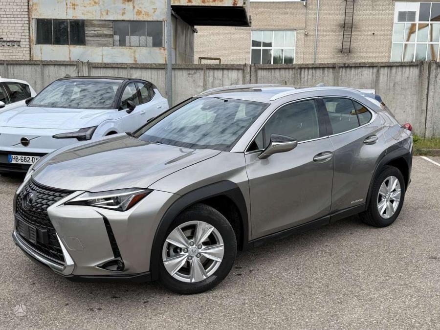 Grey Lexus UX 250h 2021 in Vilnius, with an engine capacity of 1.99 L and mileage of 115 thousand km for 19200 €, photo 4 on AUTOMOTO.COM.LV