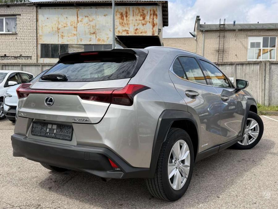 Grey Lexus UX 250h 2021 in Vilnius, with an engine capacity of 1.99 L and mileage of 115 thousand km for 19200 €, photo 9 on AUTOMOTO.COM.LV