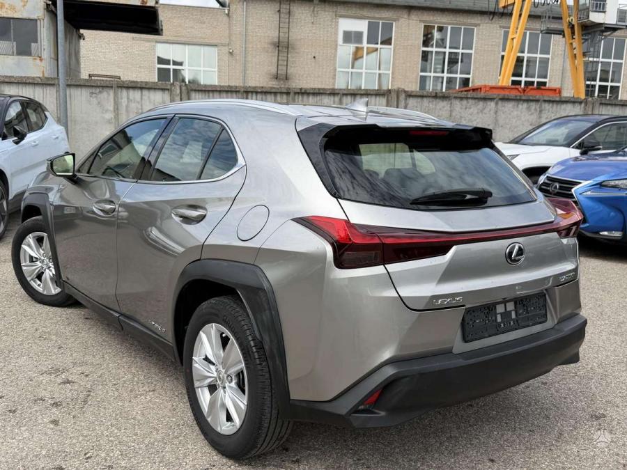 Grey Lexus UX 250h 2021 in Vilnius, with an engine capacity of 1.99 L and mileage of 115 thousand km for 19200 €, photo 11 on AUTOMOTO.COM.LV