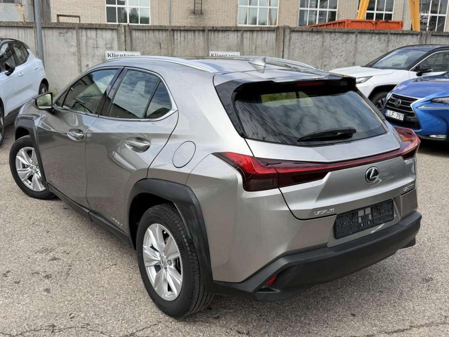 Grey Lexus UX 250h 2021 in Vilnius, with an engine capacity of 1.99 L and mileage of 115 thousand km for 19200 €, photo 12 on AUTOMOTO.COM.LV