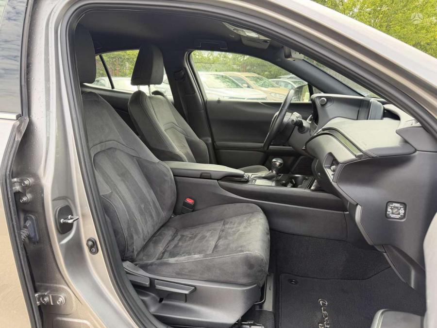 Grey Lexus UX 250h 2021 in Vilnius, with an engine capacity of 1.99 L and mileage of 115 thousand km for 19200 €, photo 17 on AUTOMOTO.COM.LV