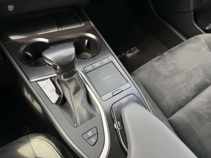 Grey Lexus UX 250h 2021 in Vilnius, with an engine capacity of 1.99 L and mileage of 115 thousand km for 19200 €, photo 19 on AUTOMOTO.COM.LV