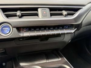 Grey Lexus UX 250h 2021 in Vilnius, with an engine capacity of 1.99 L and mileage of 115 thousand km for 19200 €, photo 20 on AUTOMOTO.COM.LV