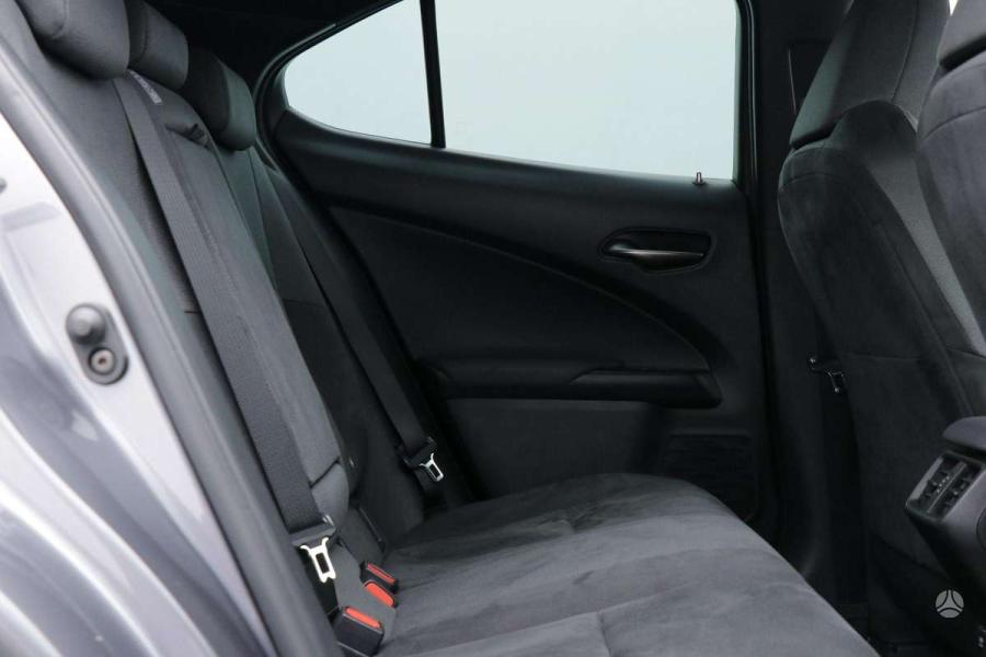 Grey Lexus UX 250h 2021 in Vilnius, with an engine capacity of 1.99 L and mileage of 120 thousand km for 24400 €, photo 10 on AUTOMOTO.COM.LV