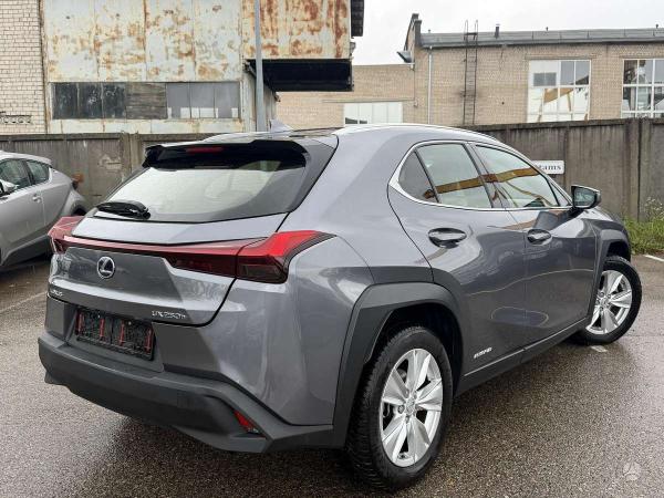Grey Lexus UX 250h 2021 in Vilnius, with an engine capacity of 1.99 L and mileage of 210 thousand km for 17900 €, photo 7 on AUTOMOTO.COM.LV
