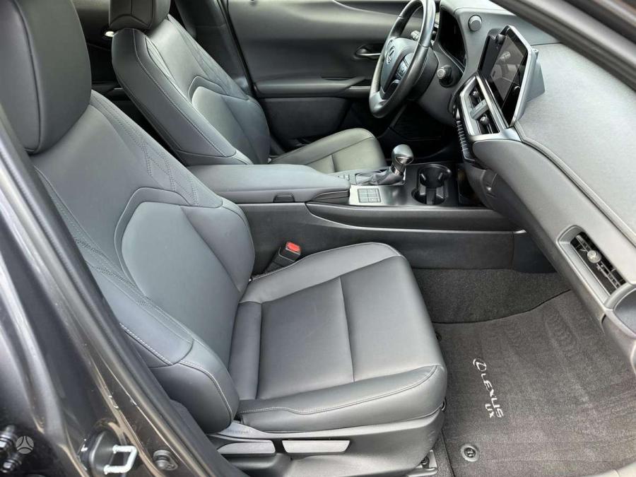 Pelēks Lexus UX 250h 2023 Viļņa, ar dzinēja tilpumu 2.00 L un nobraukumu 47 tūkst. km par 31750 €, foto 5 vietnē AUTOMOTO.COM.LV