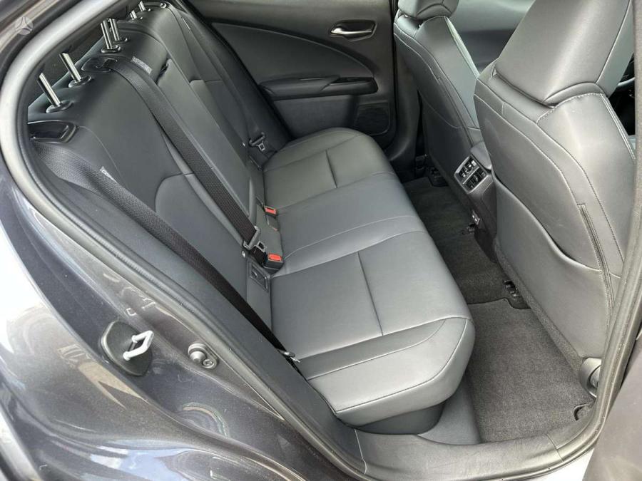 Pelēks Lexus UX 250h 2023 Viļņa, ar dzinēja tilpumu 2.00 L un nobraukumu 47 tūkst. km par 31750 €, foto 6 vietnē AUTOMOTO.COM.LV