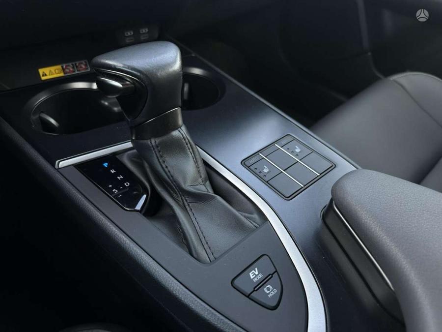 Pelēks Lexus UX 250h 2023 Viļņa, ar dzinēja tilpumu 2.00 L un nobraukumu 47 tūkst. km par 31750 €, foto 22 vietnē AUTOMOTO.COM.LV