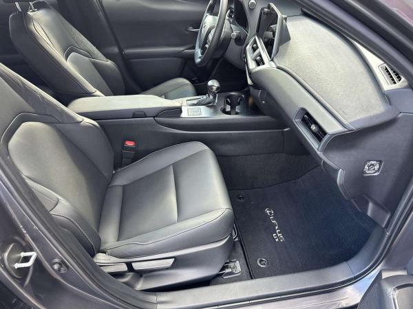 Pelēks Lexus UX 250h 2023 Viļņa, ar dzinēja tilpumu 2.00 L un nobraukumu 39 tūkst. km par 29950 €, foto 4 vietnē AUTOMOTO.COM.LV
