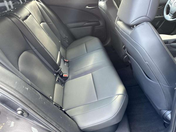 Pelēks Lexus UX 250h 2023 Viļņa, ar dzinēja tilpumu 2.00 L un nobraukumu 39 tūkst. km par 29950 €, foto 5 vietnē AUTOMOTO.COM.LV