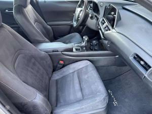 Grey Lexus UX 250h 2023 in Vilnius, with an engine capacity of 2.00 L and mileage of 137 thousand km for 24950 €, photo 5 on AUTOMOTO.COM.LV