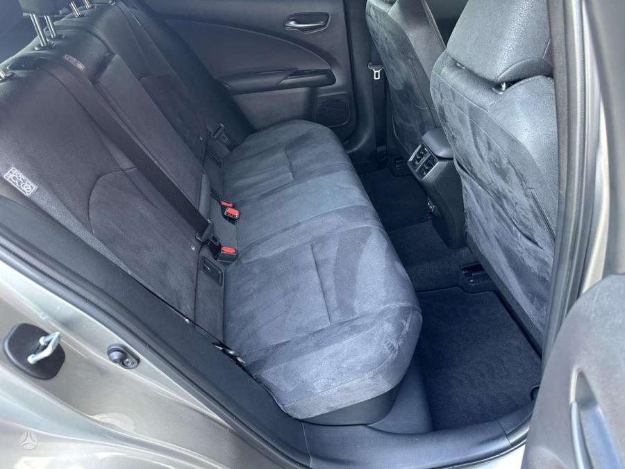 Grey Lexus UX 250h 2023 in Vilnius, with an engine capacity of 2.00 L and mileage of 137 thousand km for 24950 €, photo 6 on AUTOMOTO.COM.LV