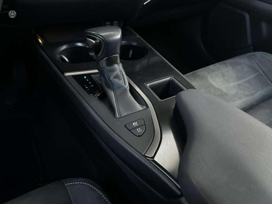 Grey Lexus UX 250h 2023 in Vilnius, with an engine capacity of 2.00 L and mileage of 137 thousand km for 24950 €, photo 22 on AUTOMOTO.COM.LV
