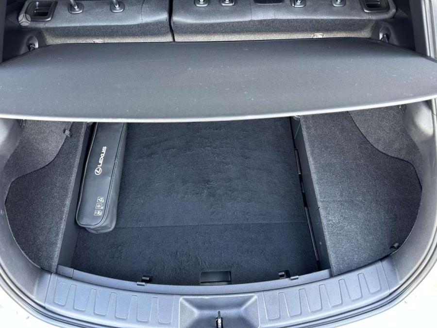 Grey Lexus UX 250h 2023 in Vilnius, with an engine capacity of 2.00 L and mileage of 137 thousand km for 24950 €, photo 24 on AUTOMOTO.COM.LV