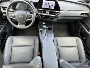 Grey Lexus UX 250h 2023 in Avizieniai, with an engine capacity of 2.00 L and mileage of 31 thousand km for 30950 €, photo 4 on AUTOMOTO.COM.LV