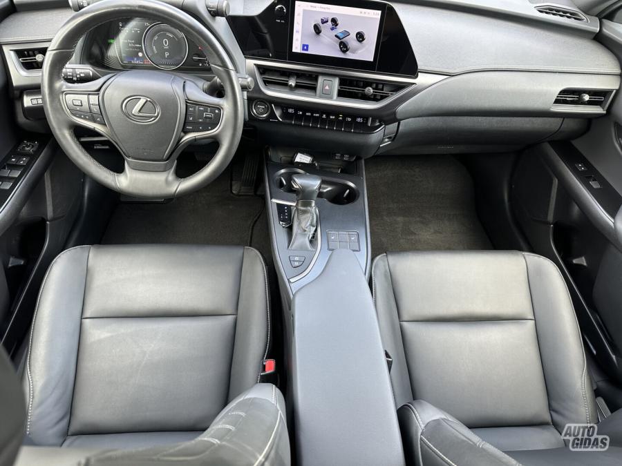 Grey Lexus UX 250h 2023 in Avizieniai, with an engine capacity of 2.00 L and mileage of 31 thousand km for 30950 €, photo 4 on AUTOMOTO.COM.LV