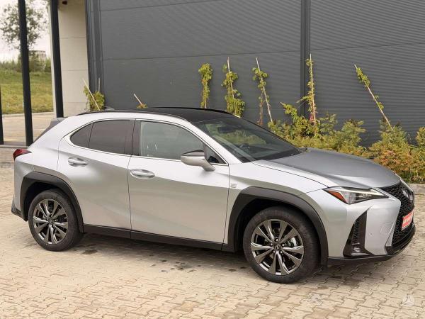 Grey Lexus UX 250h 2024 in Vilnius, with an engine capacity of 1.99 L and mileage of 61 thousand km for 31500 €, photo 5 on AUTOMOTO.COM.LV