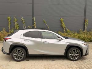 Grey Lexus UX 250h 2024 in Vilnius, with an engine capacity of 1.99 L and mileage of 61 thousand km for 31500 €, photo 8 on AUTOMOTO.COM.LV