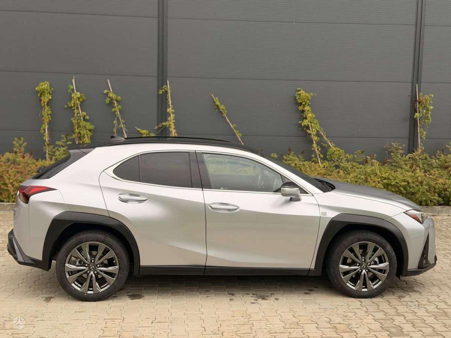 Grey Lexus UX 250h 2024 in Vilnius, with an engine capacity of 1.99 L and mileage of 61 thousand km for 31500 €, photo 8 on AUTOMOTO.COM.LV