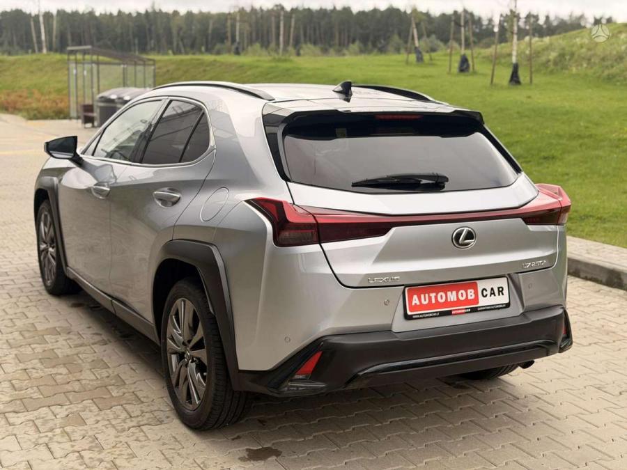 Grey Lexus UX 250h 2024 in Vilnius, with an engine capacity of 1.99 L and mileage of 61 thousand km for 31500 €, photo 9 on AUTOMOTO.COM.LV