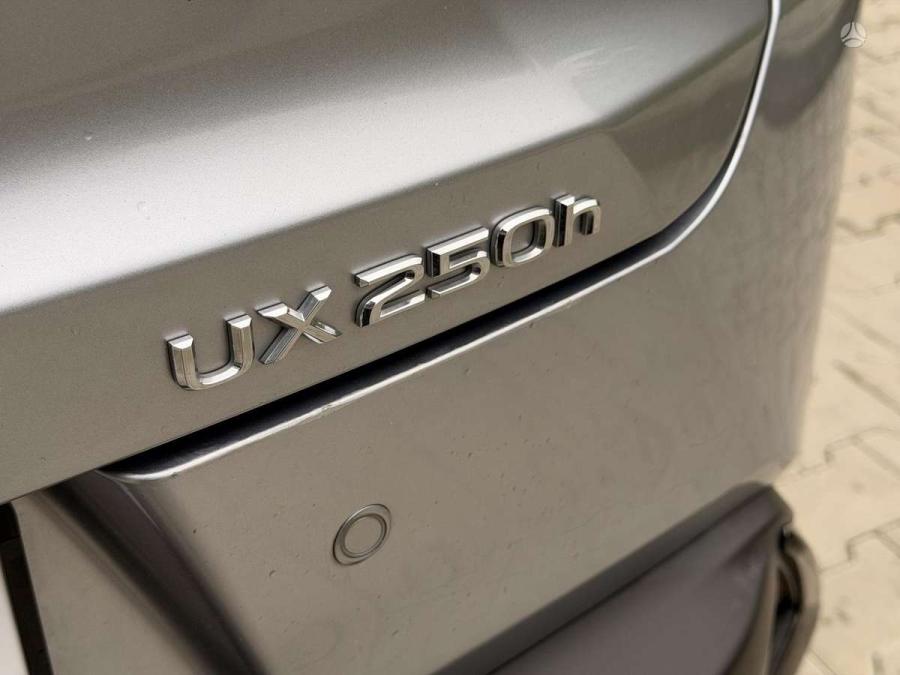 Grey Lexus UX 250h 2024 in Vilnius, with an engine capacity of 1.99 L and mileage of 61 thousand km for 31500 €, photo 14 on AUTOMOTO.COM.LV