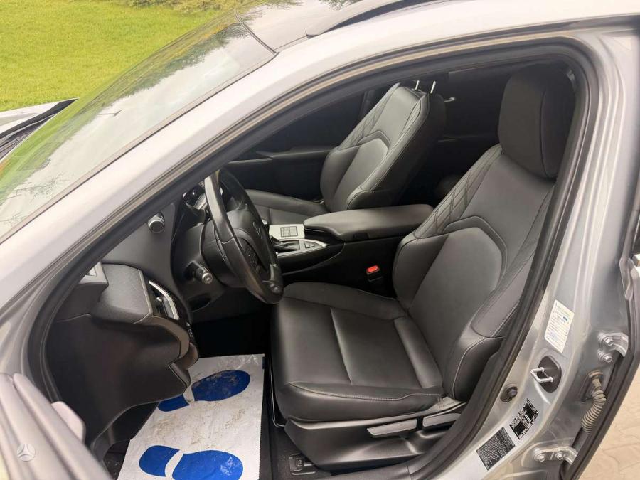 Grey Lexus UX 250h 2024 in Vilnius, with an engine capacity of 1.99 L and mileage of 61 thousand km for 31500 €, photo 22 on AUTOMOTO.COM.LV