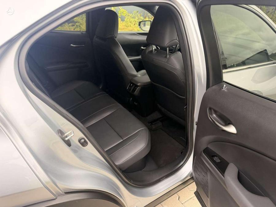 Grey Lexus UX 250h 2024 in Vilnius, with an engine capacity of 1.99 L and mileage of 61 thousand km for 31500 €, photo 28 on AUTOMOTO.COM.LV