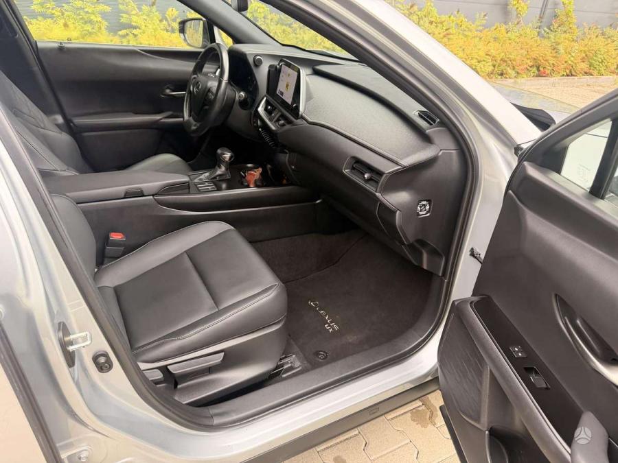 Grey Lexus UX 250h 2024 in Vilnius, with an engine capacity of 1.99 L and mileage of 61 thousand km for 31500 €, photo 30 on AUTOMOTO.COM.LV