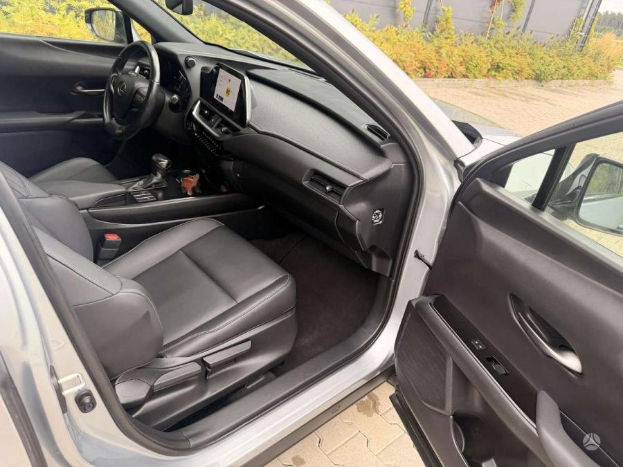 Grey Lexus UX 250h 2024 in Vilnius, with an engine capacity of 1.99 L and mileage of 61 thousand km for 31500 €, photo 31 on AUTOMOTO.COM.LV