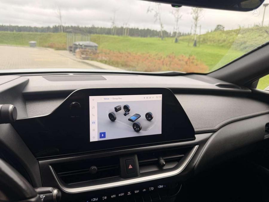 Grey Lexus UX 250h 2024 in Vilnius, with an engine capacity of 1.99 L and mileage of 61 thousand km for 31500 €, photo 42 on AUTOMOTO.COM.LV